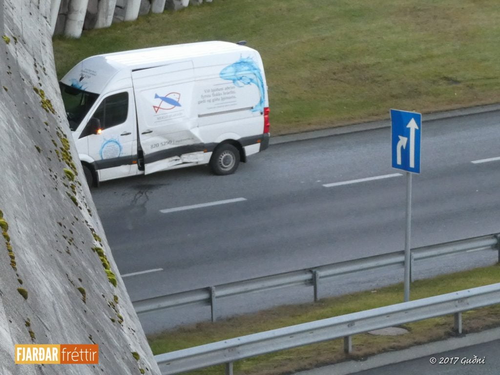 Smábíll og sendibíll skullu saman á Reykjanesbraut – vitni óskast ...