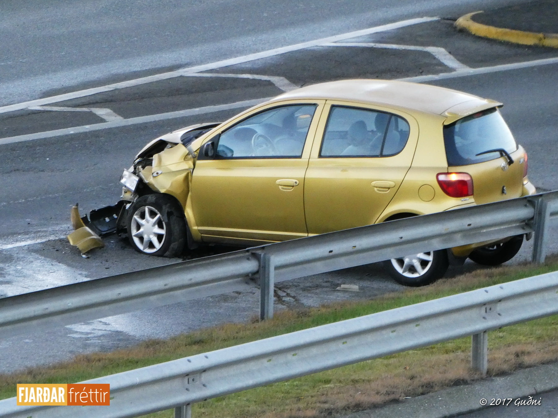 Smábíll og sendibíll skullu saman á Reykjanesbraut – vitni óskast ...