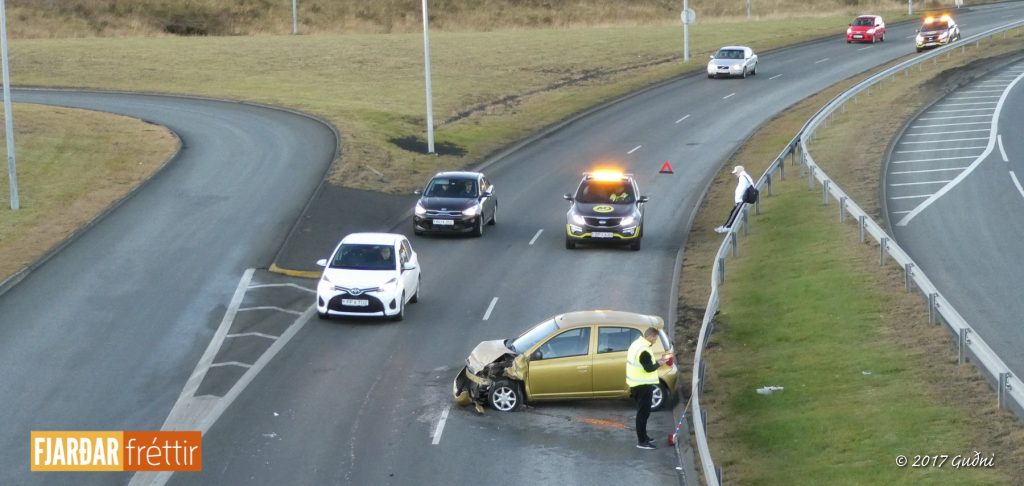 Smábíll og sendibíll skullu saman á Reykjanesbraut – vitni óskast ...