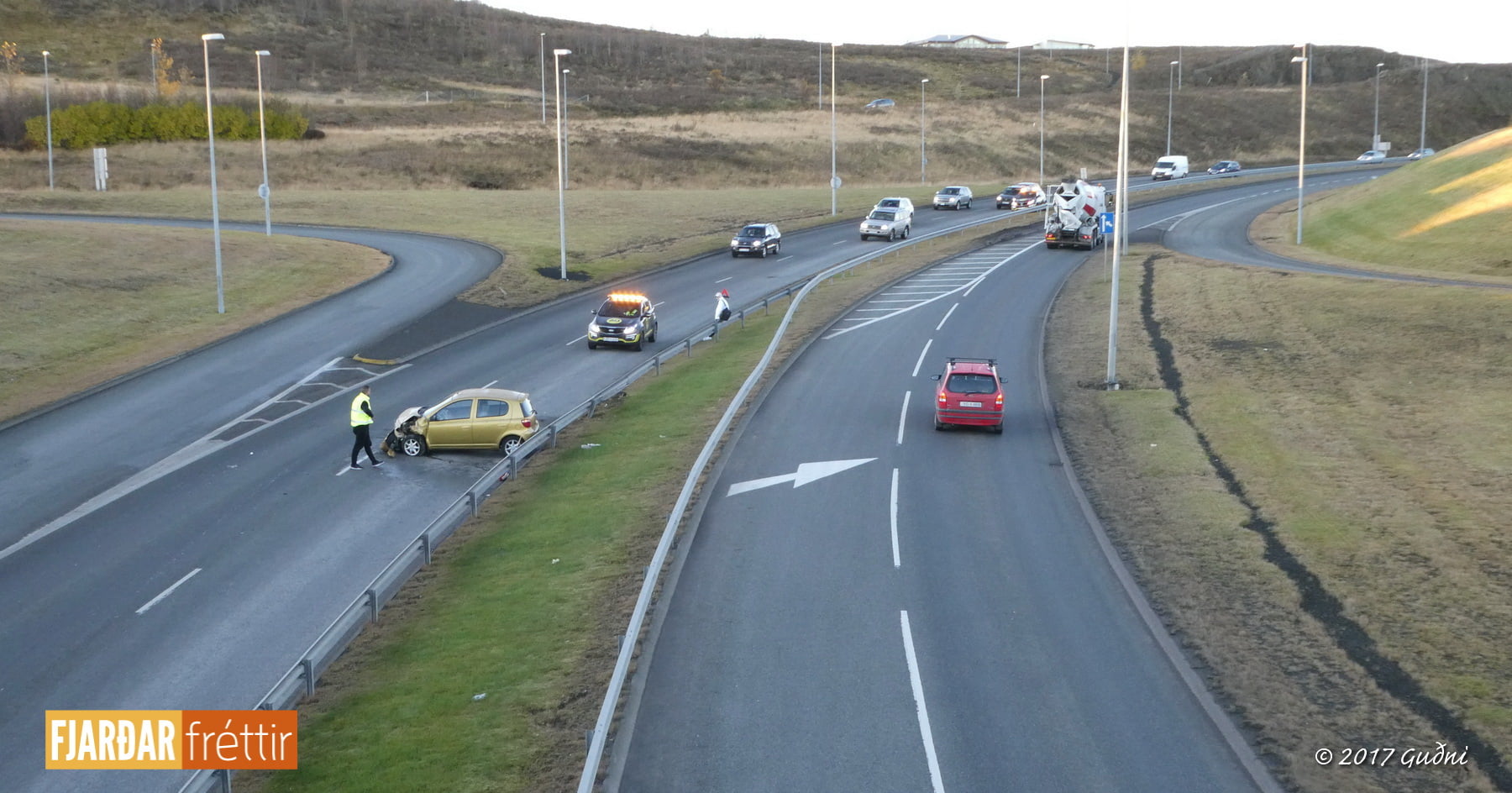 Smábíll og sendibíll skullu saman á Reykjanesbraut – vitni óskast ...