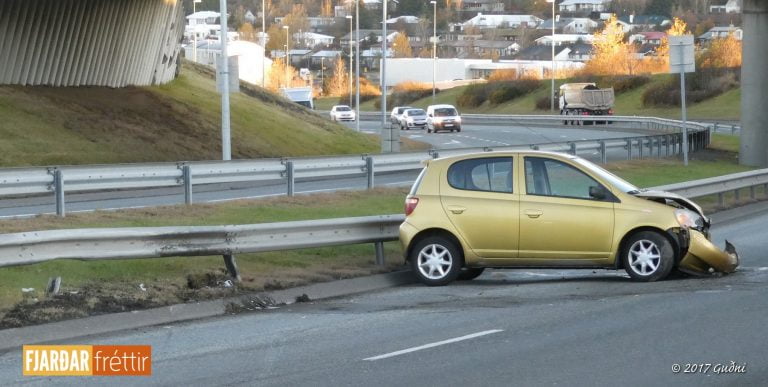 Smábíll og sendibíll skullu saman á Reykjanesbraut – vitni óskast ...